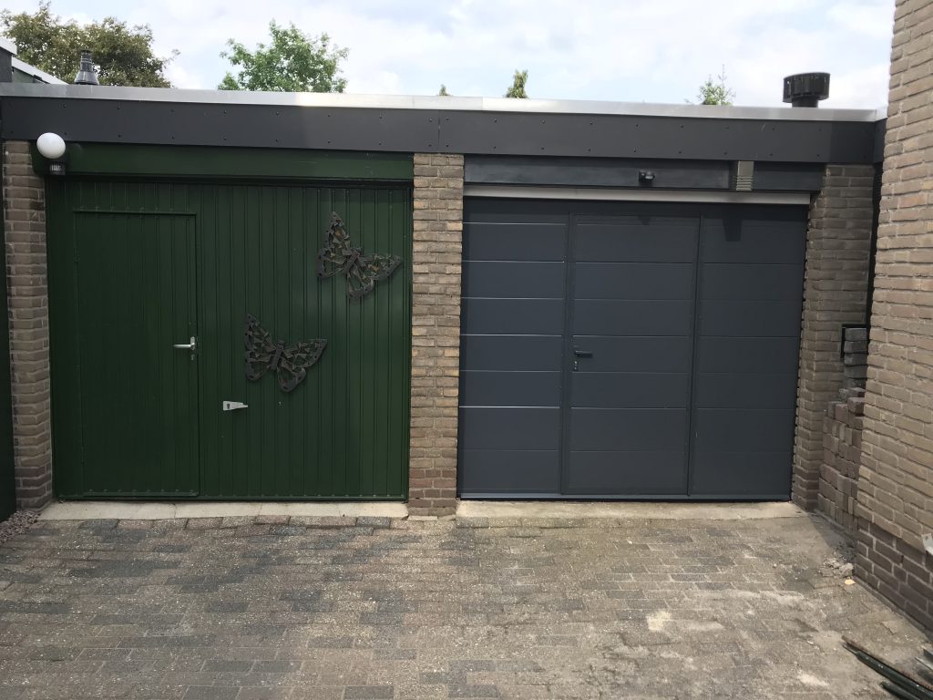 Garagedeur met loopdeur - Kijkopgaragedeuren